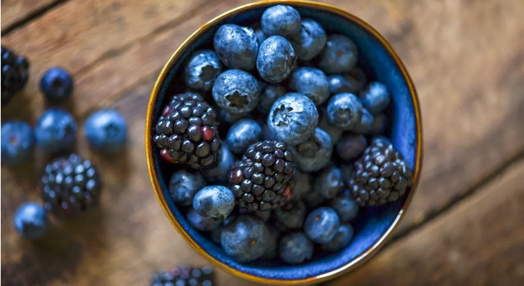 7 deliciosas frutas azuis com poderosos benefícios para a saúde - Minilua