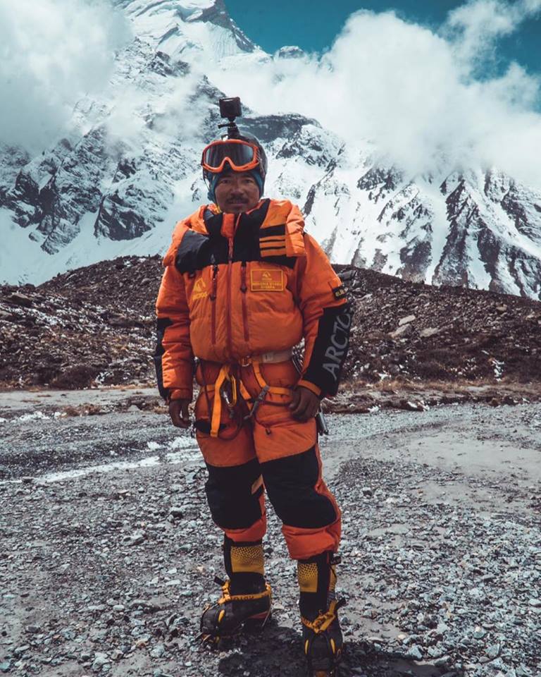 Alpinista bate recorde e sobe as 14 montanhas mais altas do mundo em ...